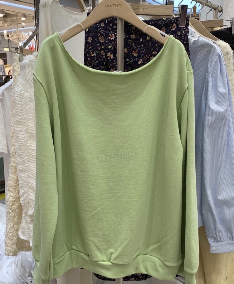 연두 루즈핏 보트넥 맨투맨 | 헬로마켓