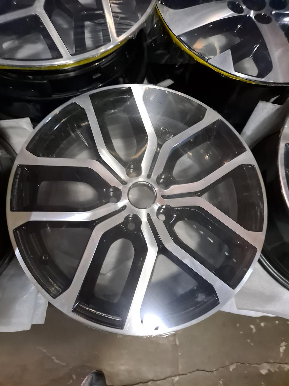 qm6 블랙 18인치 판매합니다 | 헬로마켓