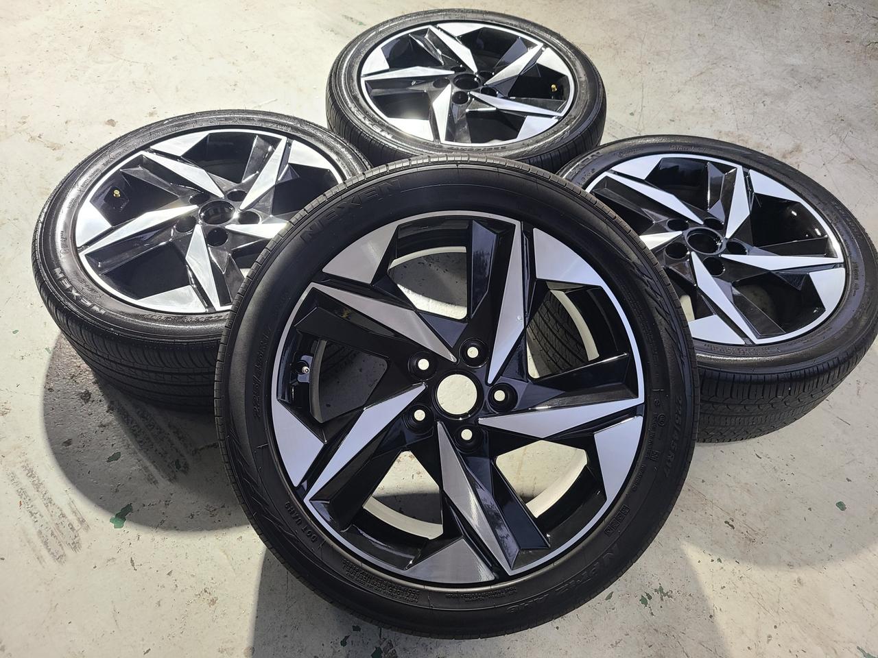 아반떼 CN7 17인치 2254517 휠타이어 팝니다 | 헬로마켓