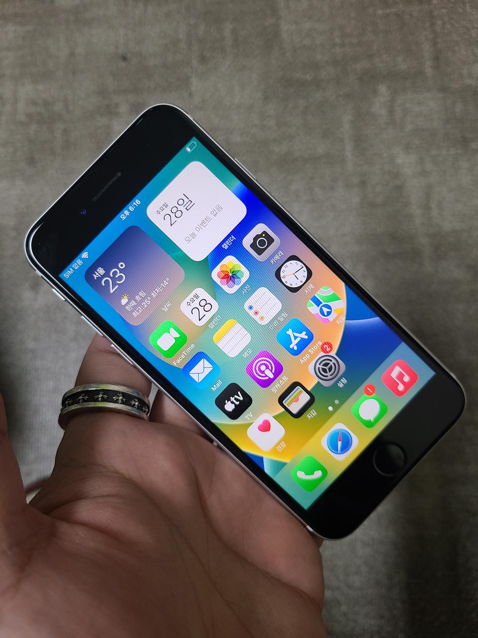 아이폰SE2 64G 화이트 상태SSS 배터리87% 싸... | 세컨웨어(헬로마켓)