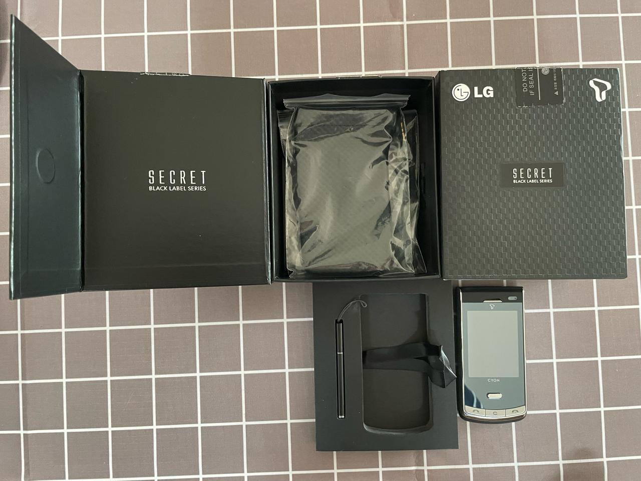 LG cyon 시크릿폰 3G | 세컨웨어