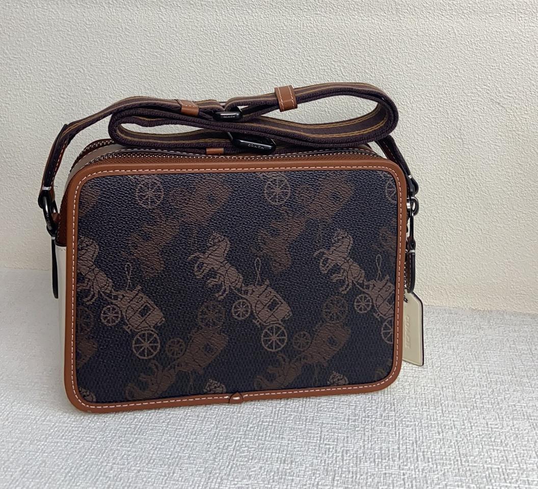 코치 차터 크로스바디24 라지 호스앤캐리지 W8F 단... | 헬로마켓