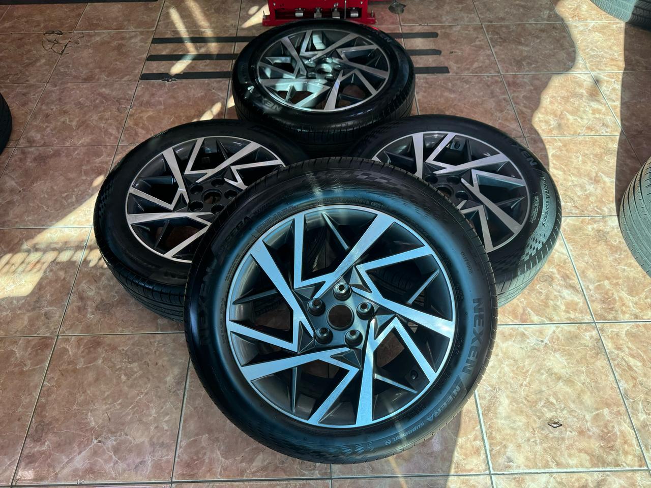 그랜저GN7 18인치 순정휠타이어 팝니다 | 헬로마켓