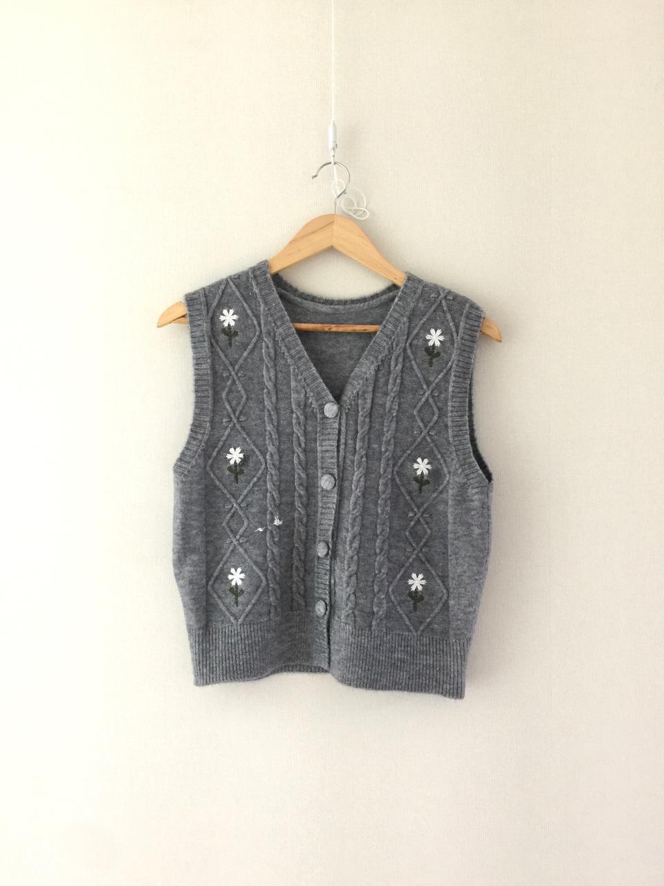 (새) 그레이 화이트 꽃자수 니트 조끼 | 헬로마켓