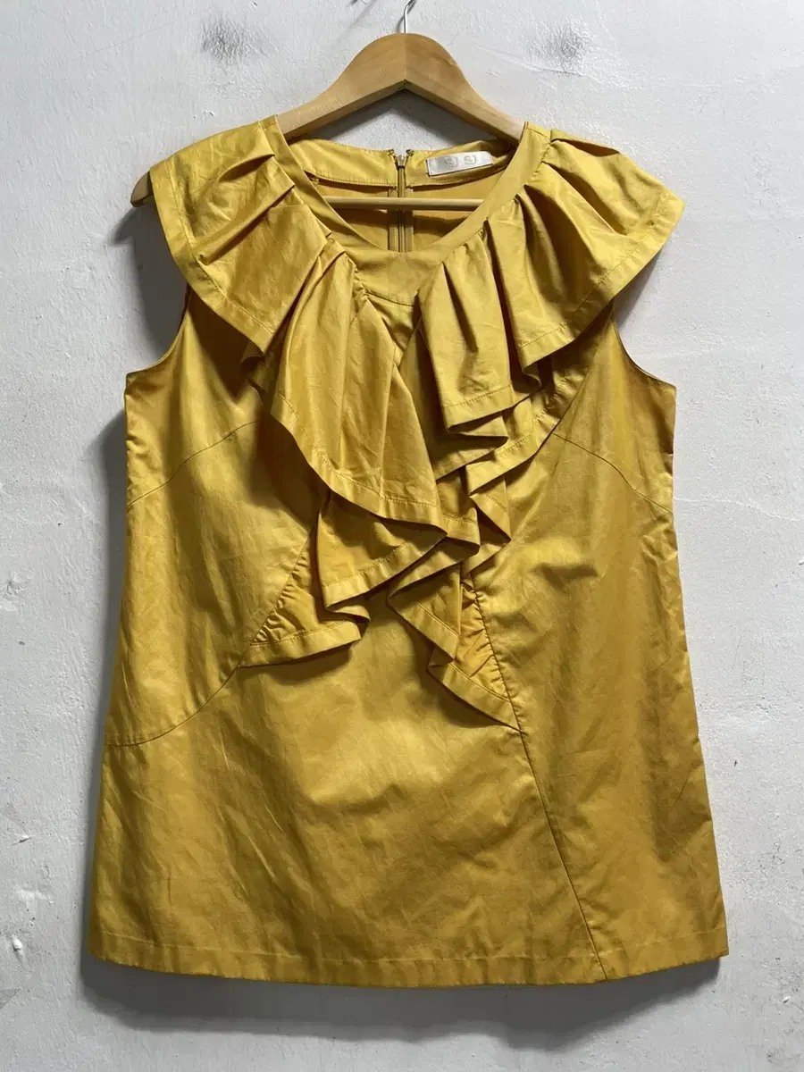 55-66 SJSJ 프릴 민소매 블라우스 정품 | 헬로마켓