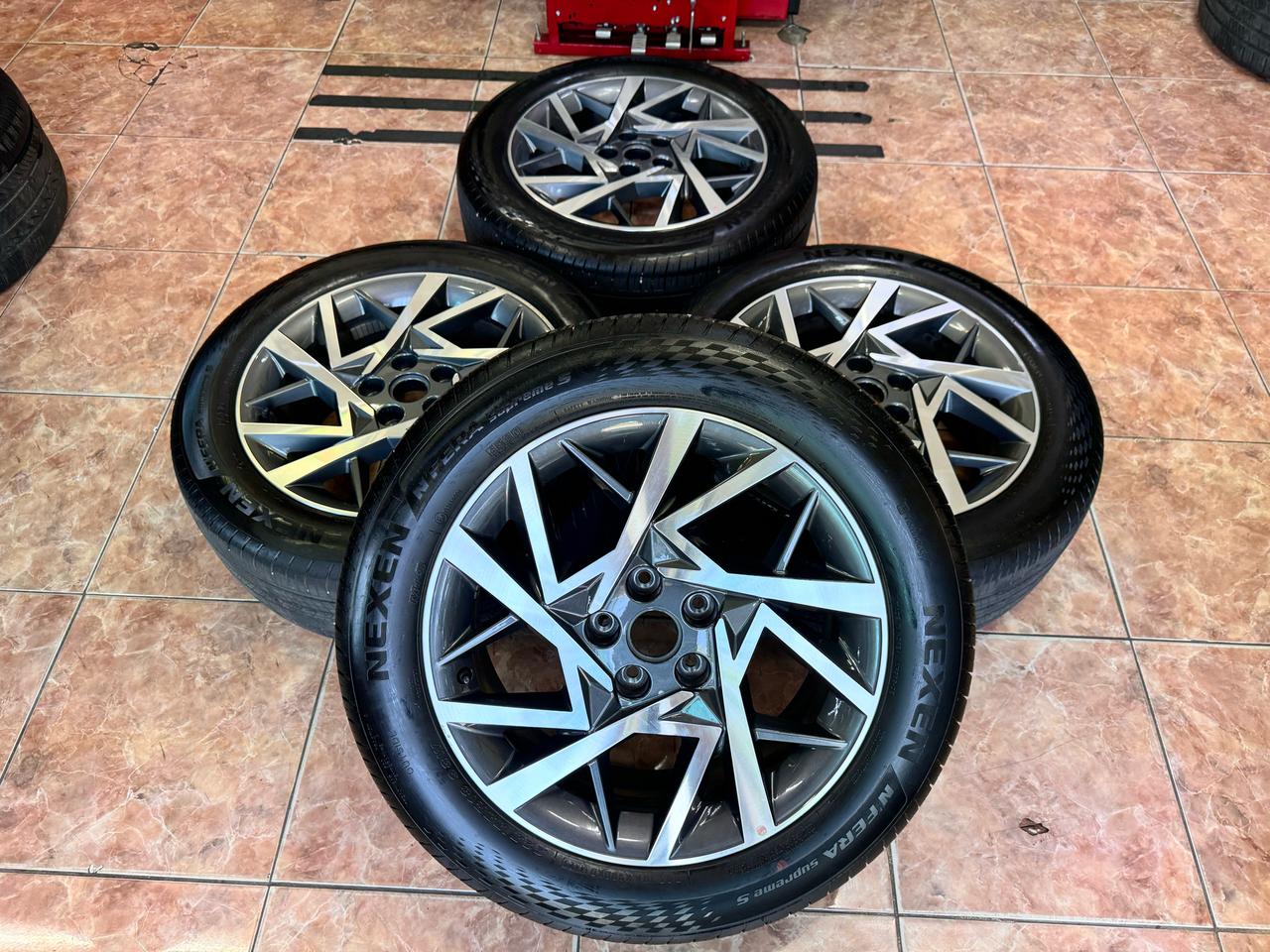 그랜저GN7 18인치 순정휠타이어 팝니다 | 헬로마켓