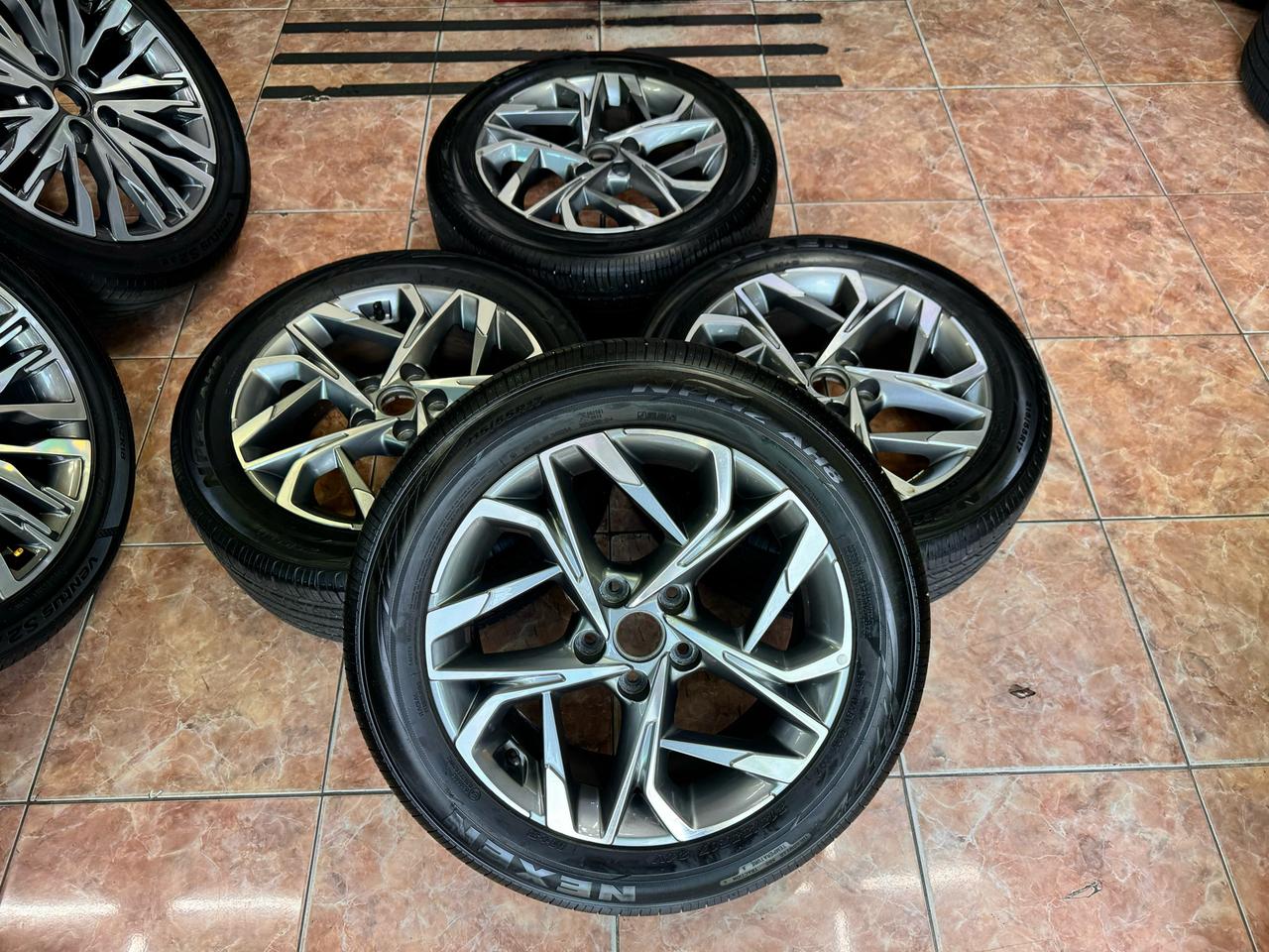 쏘나타 dn8 17인치 순정휠타이어 팝니다 | 세컨웨어(헬로마켓)