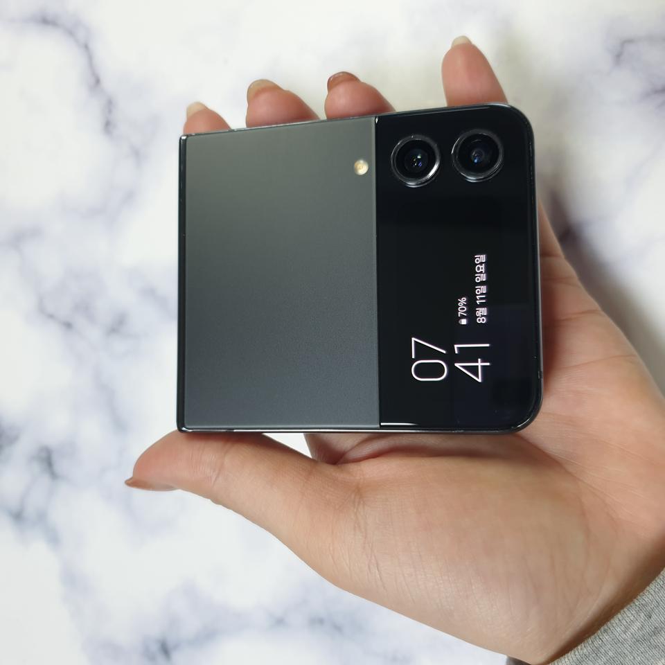 KT 갤럭시 Z플립4 5G 블랙 256G A급 판매합니다 | 헬로마켓