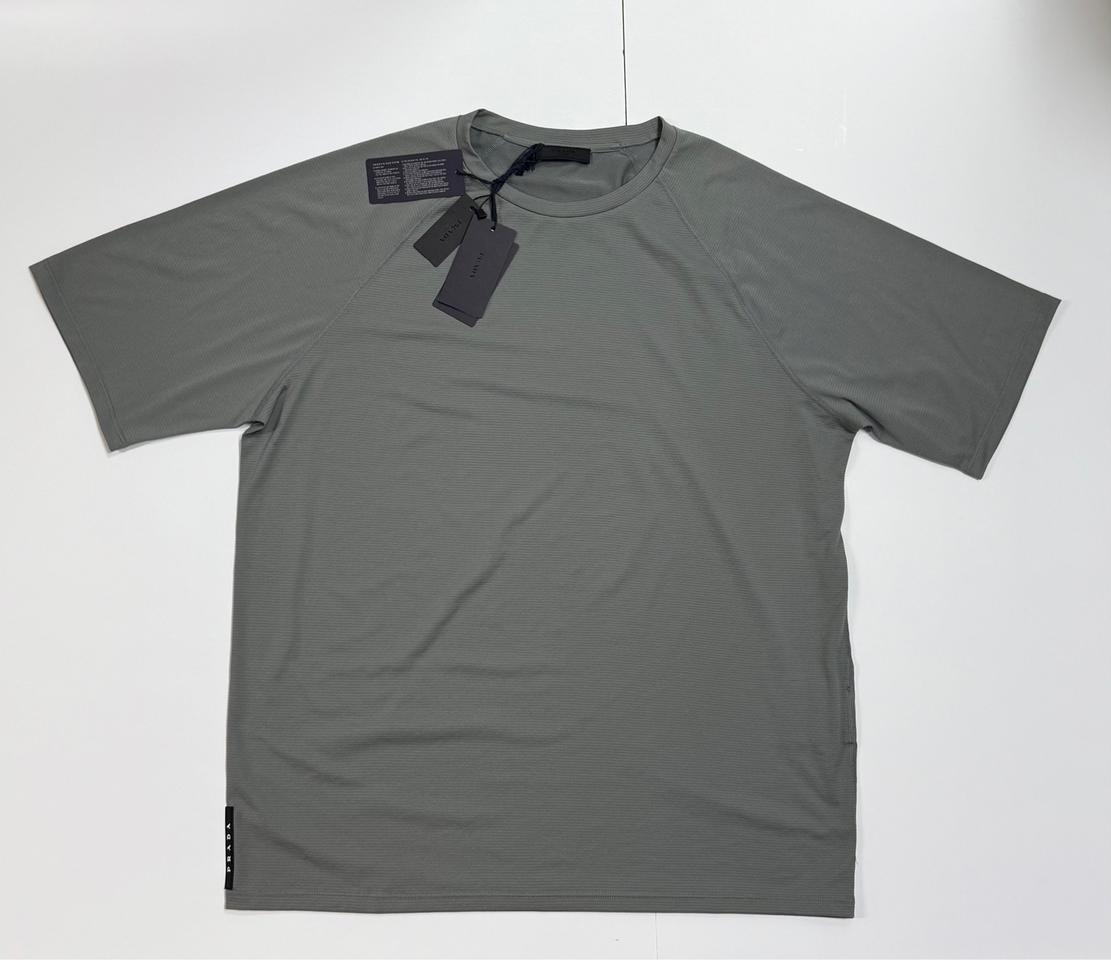프라다 남성 반팔 그레이 gucci | 헬로마켓